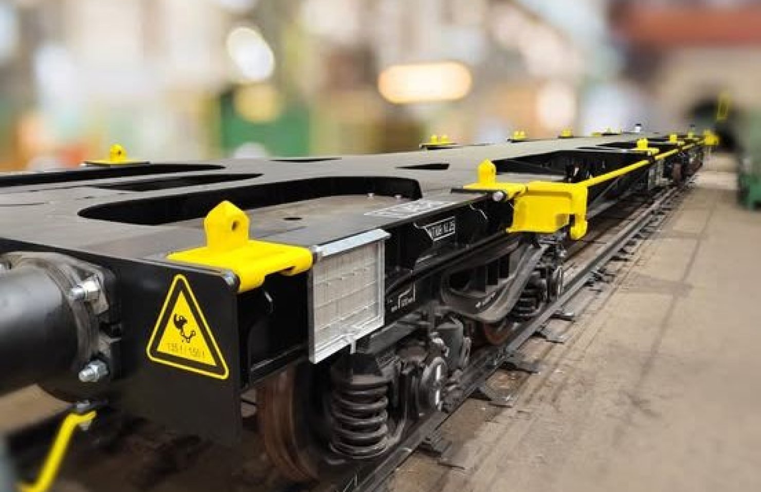 “Днепровагонмаш” впервые поставил вагоны-платформы для евроколеи ...